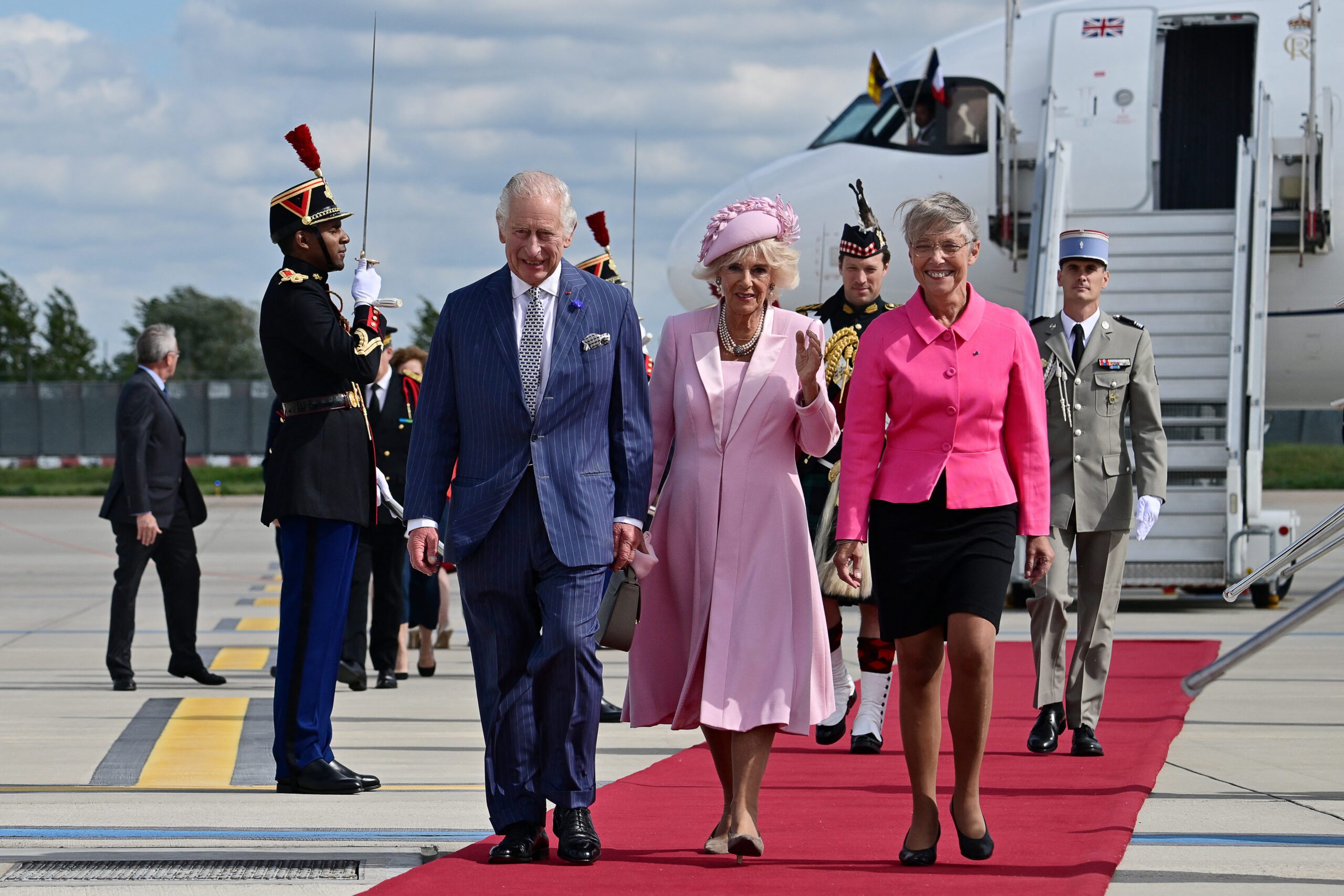 King Charles greeted in France with pomp on state visit World - HUM News