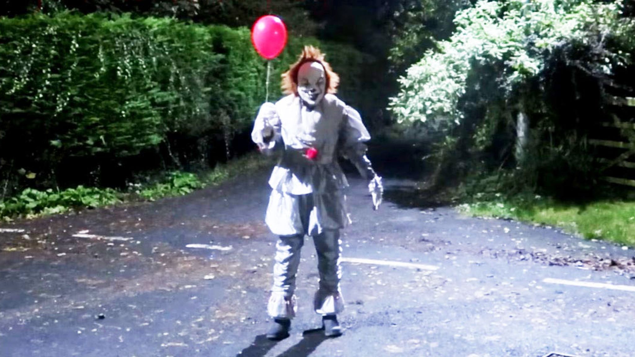 Catch me if you can: Mysterious clown terrifying Scottish village dares ...