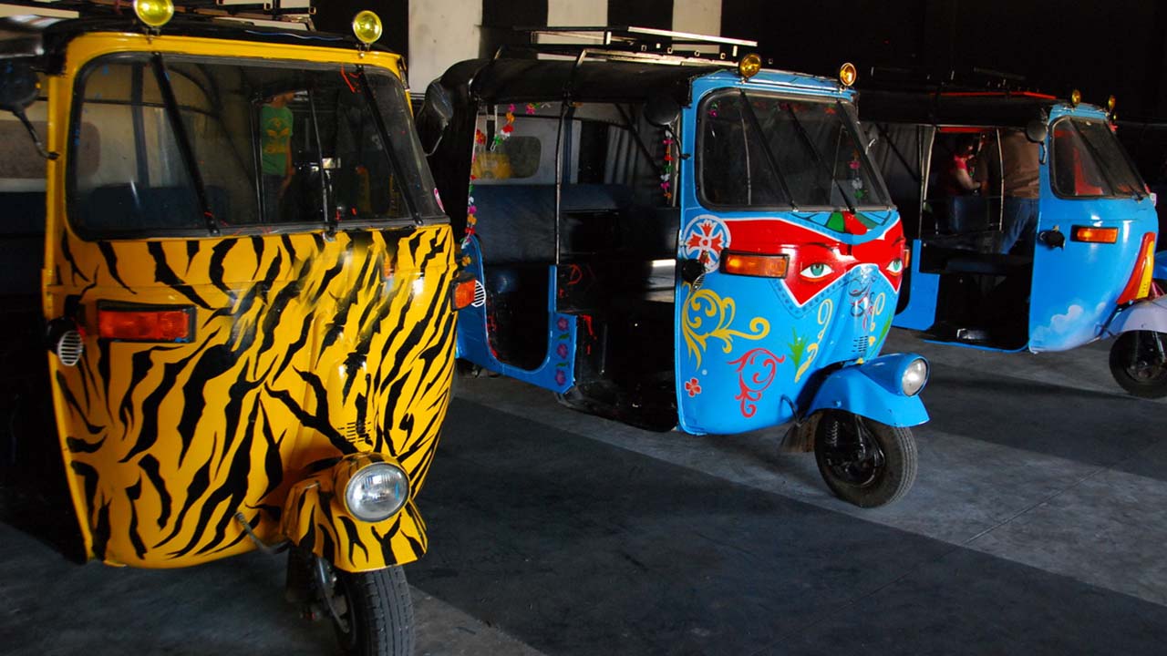‘More entertaining than F1’: rickshaw race video goes viral - HUM News