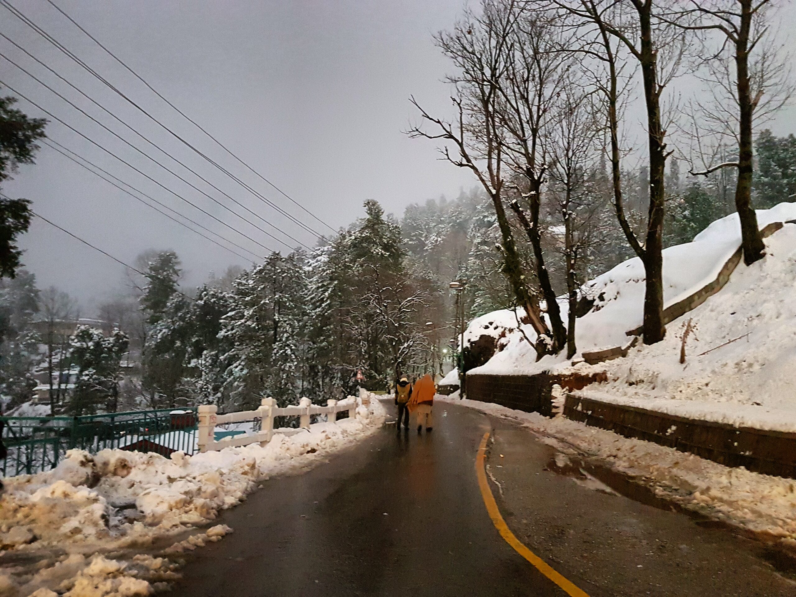 Murree weather update: Tourists stuck as Murree receives 10 inches of ...