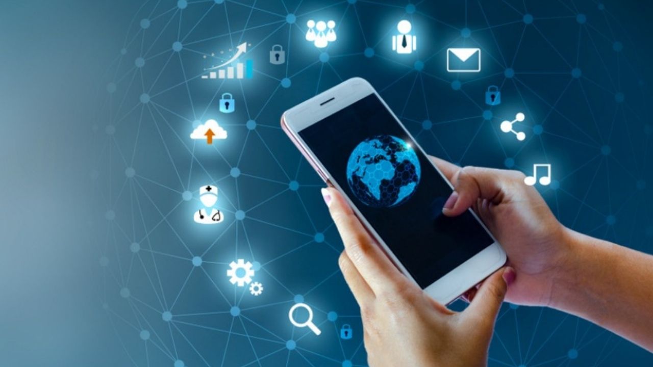 Mobile services gradually coming back online in Pakistan - HUM News