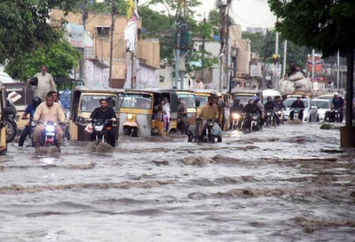 Early morning rain in Lahore brings relief from heat - HUM News