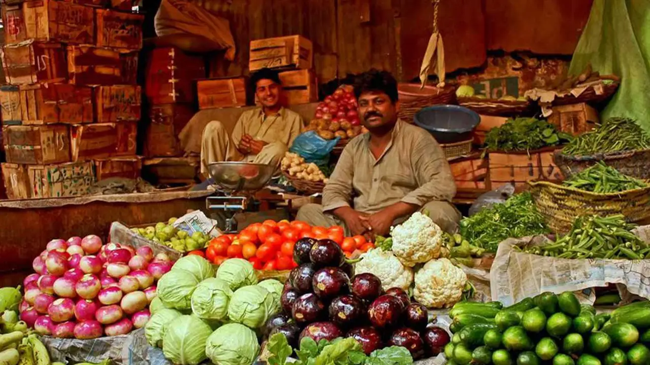Pakistan’s weekly inflation inches down; food prices show mixed trend ...