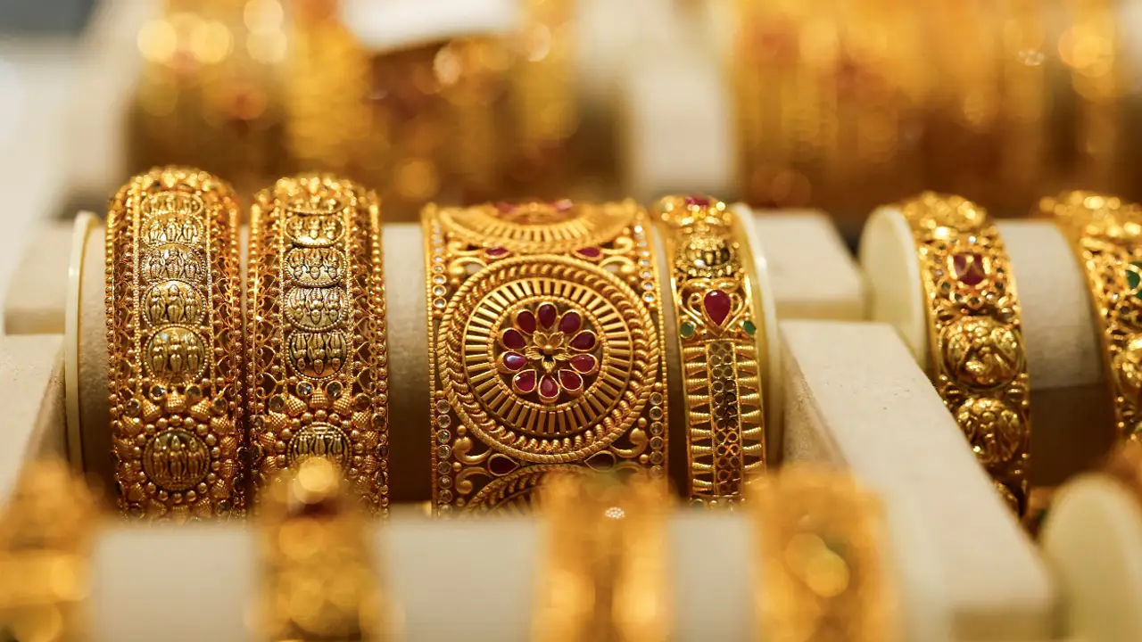 Gold loses Rs1,500 per tola in local market - HUM News