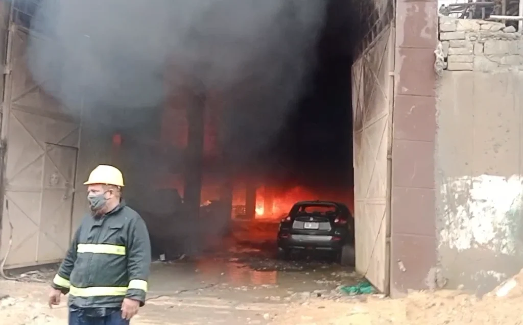 New Karachi factory fire; one fireman injured Pakistan - HUM News